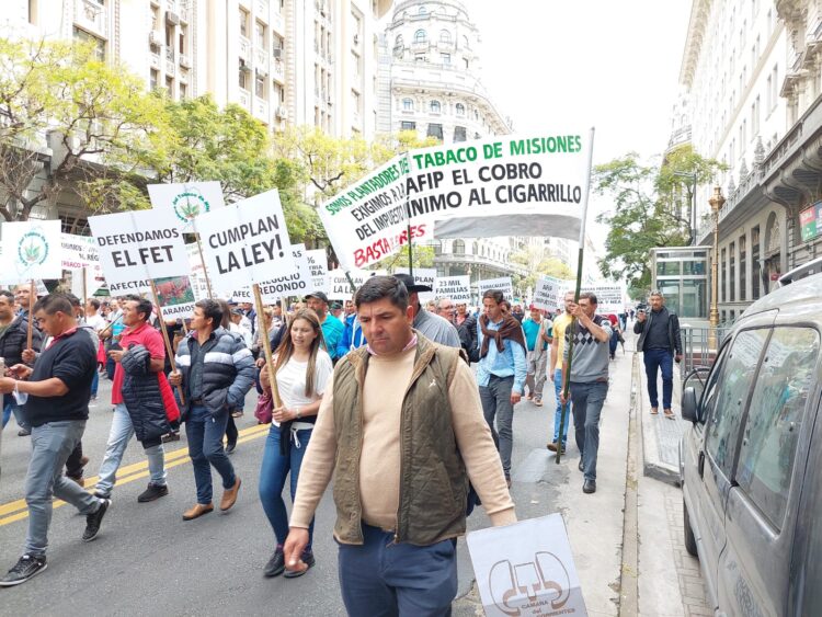 Tabacaleros tucumanos fueron hasta las puertas de la Suprema Corte de ...